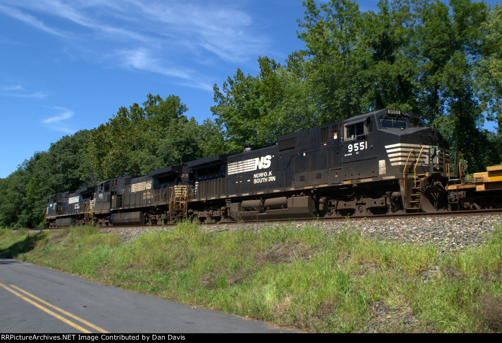 NS C40-9Ws 9551, 9018 trail on 211